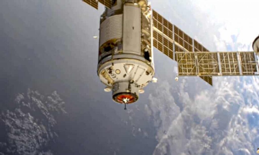 Module của Nga vừa phóng lên trạm vũ trụ đã đẩy ISS xoay 45 độ ...